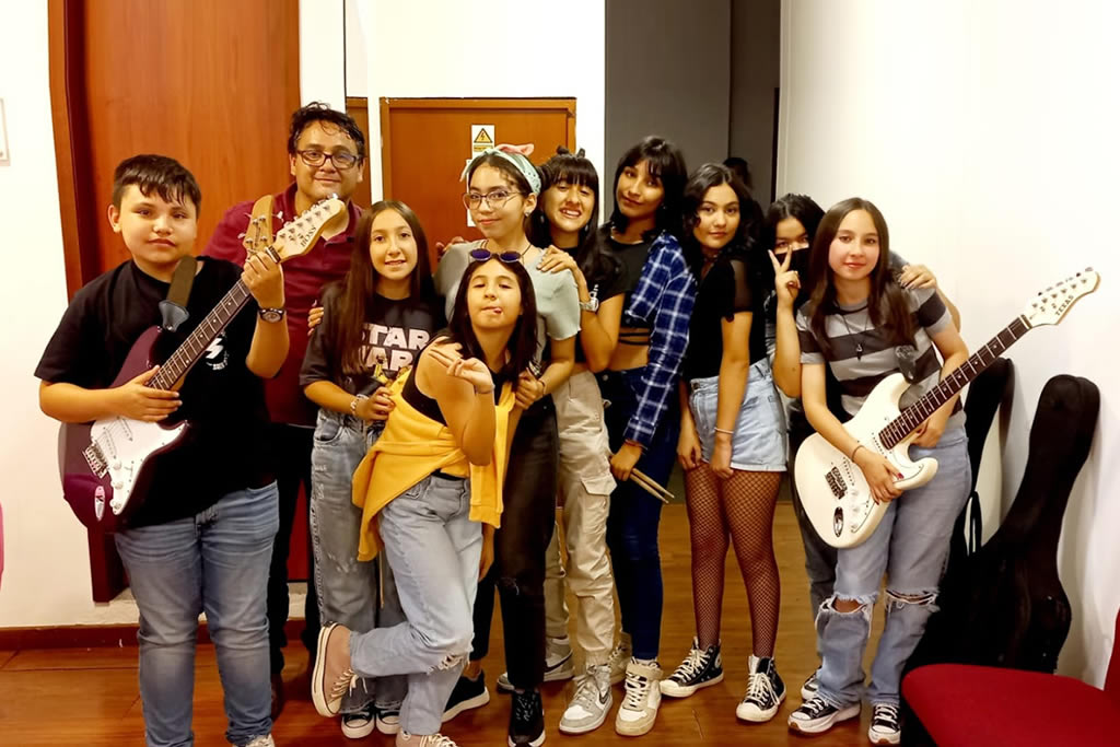 Participación En El X Festival de Bandas Del Colegio Carl Rogers ...